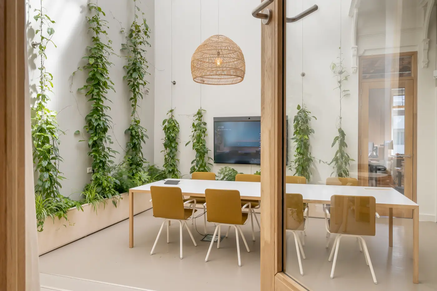 Hybride vergaderingen: de perfecte mix van fysiek en virtueel samenkomen